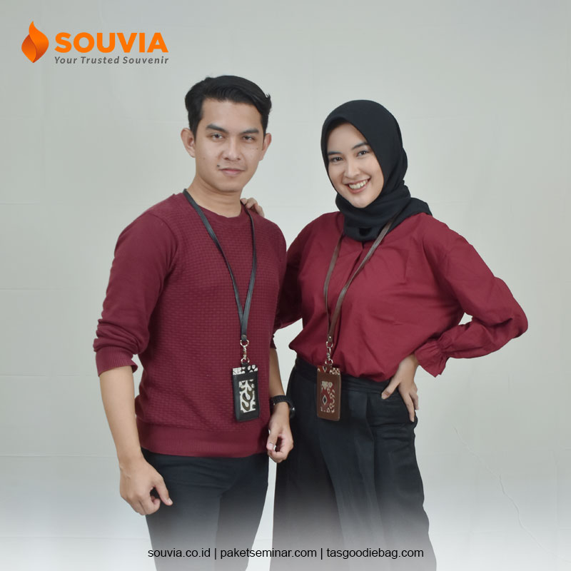 Name Tag Batik ID Card Kulit Merchandise Mengesankan - SOUVIA