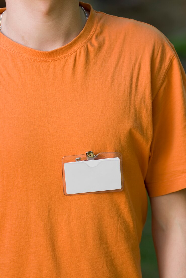 Letak Name Tag yang Benar, Fungsi, dan Etika Penggunaannya