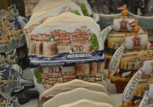 Apa Itu Cinderamata? Ini Pengertian, Fungsi, dan Contohnya